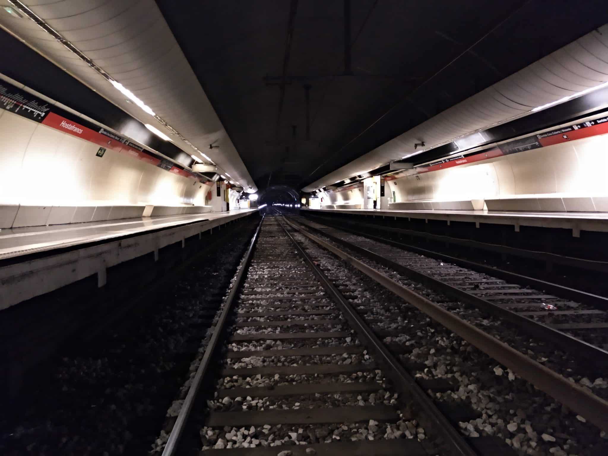 Environmental efficiency in transport networks: the Barcelona Metro